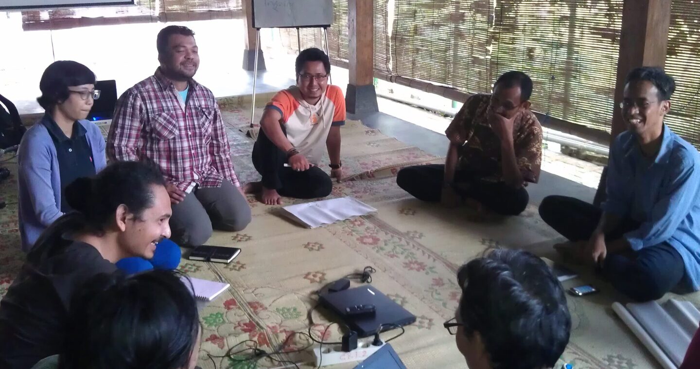 Menjadi Fasilitator Efektif – Combine Resource Institution